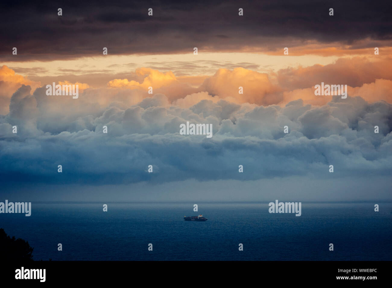 Streamer and sea hi-res stock photography and images - Alamy