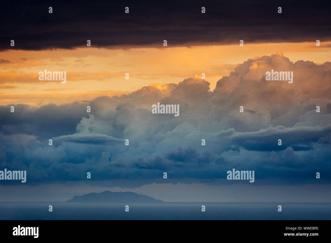 Streamer of cloud hi-res stock photography and images - Alamy