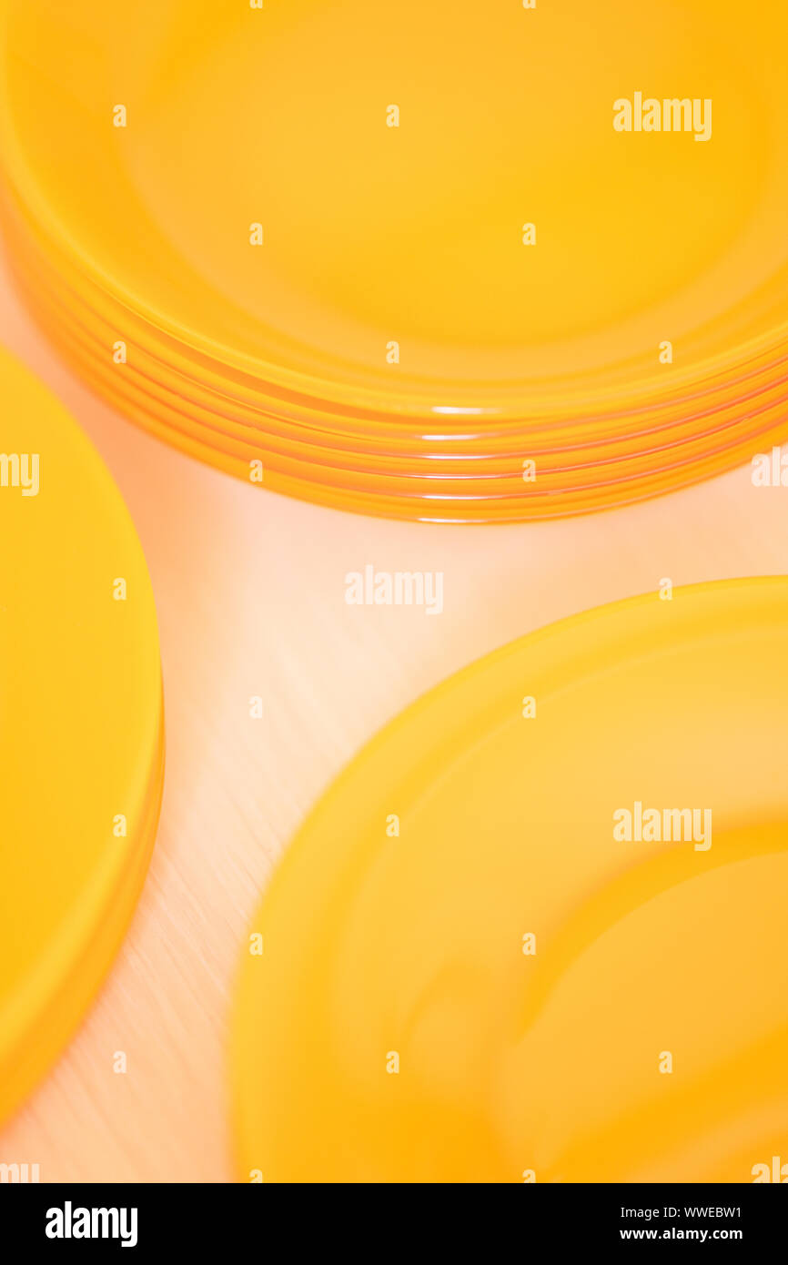 Empty plates table hi-res stock photography and images - Alamy