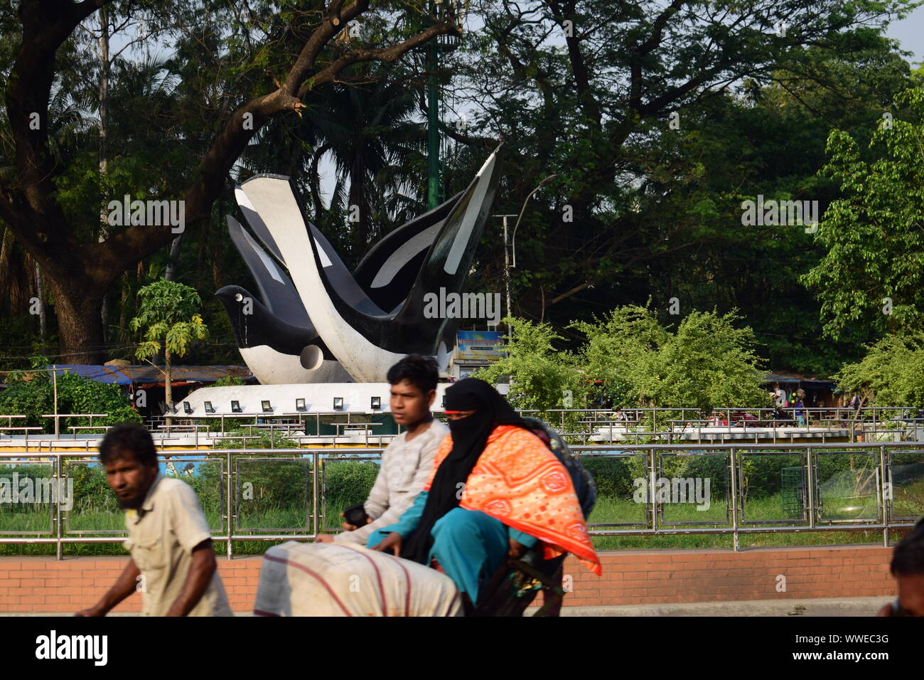 Robin magpie is national bird of bangladesh hi-res stock photography ...