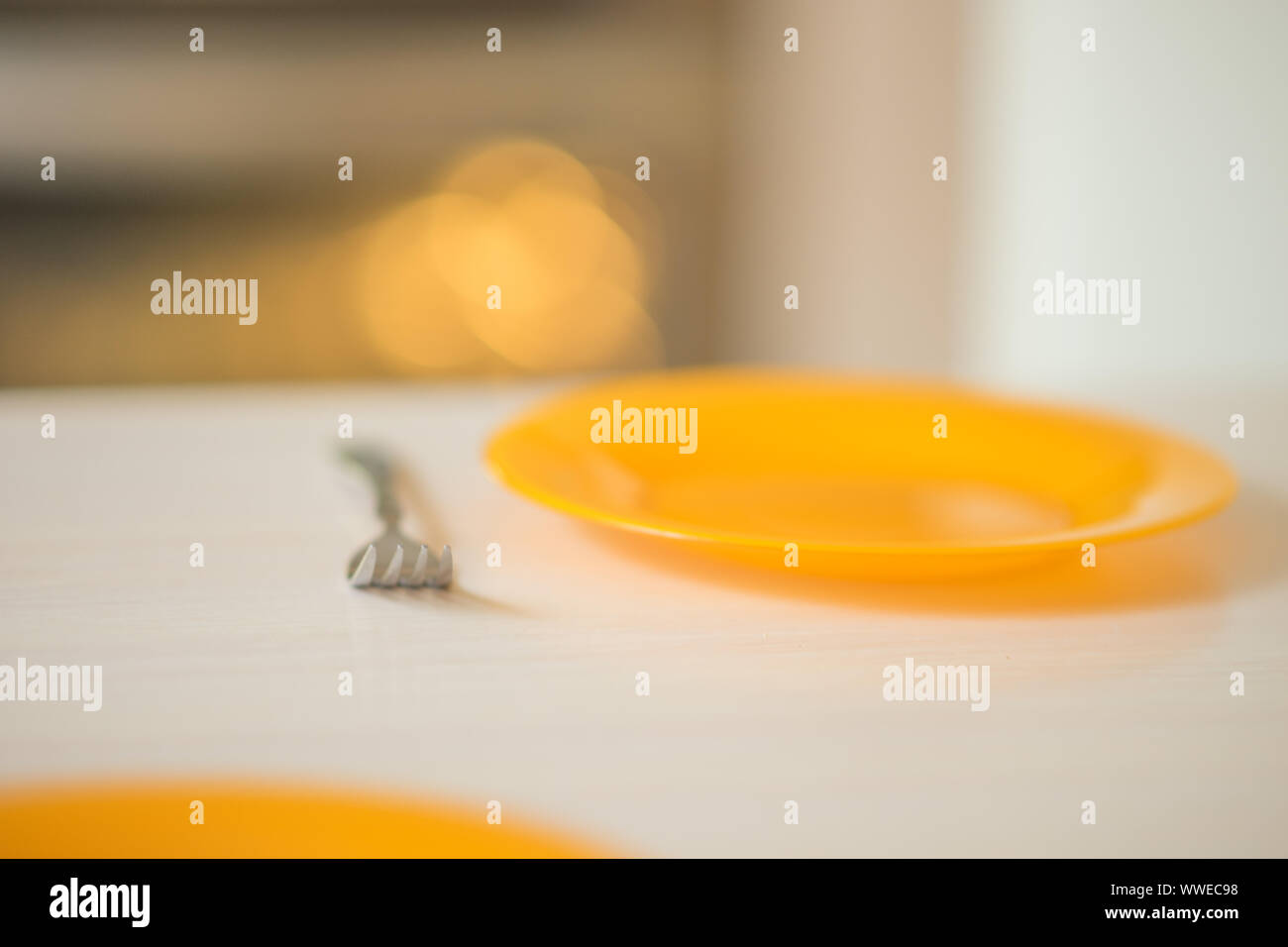 Empty plates table hi-res stock photography and images - Alamy
