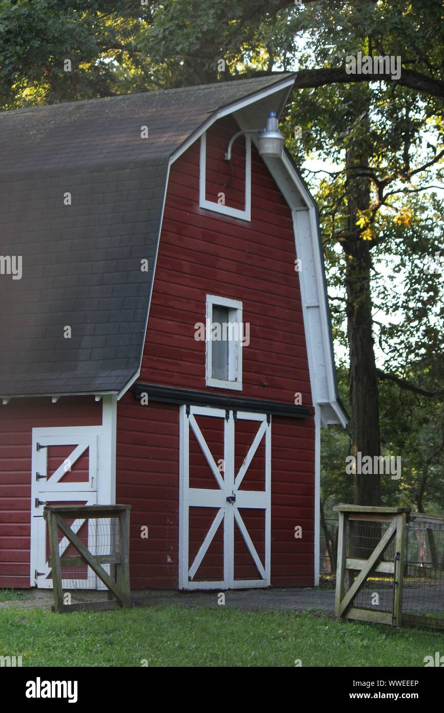 Red barn white trim hi-res stock photography and images - Alamy
