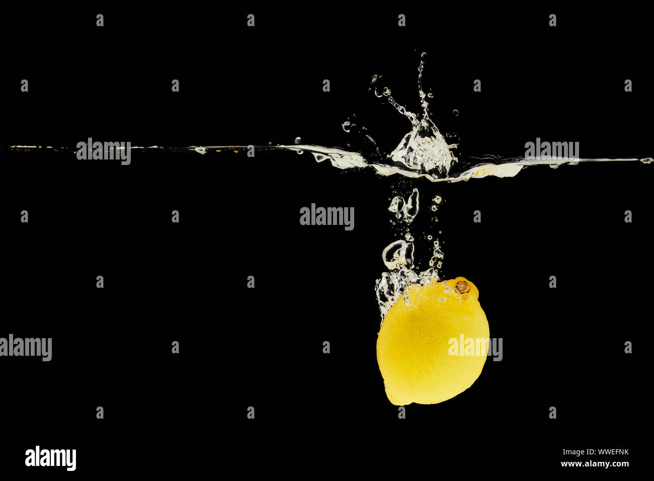 Whole lemon falling on water hi-res stock photography and images - Alamy