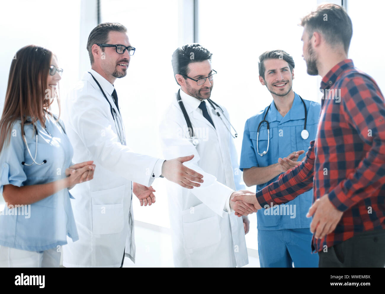 doctors congratulating the patient on recovery Stock Photo - Alamy