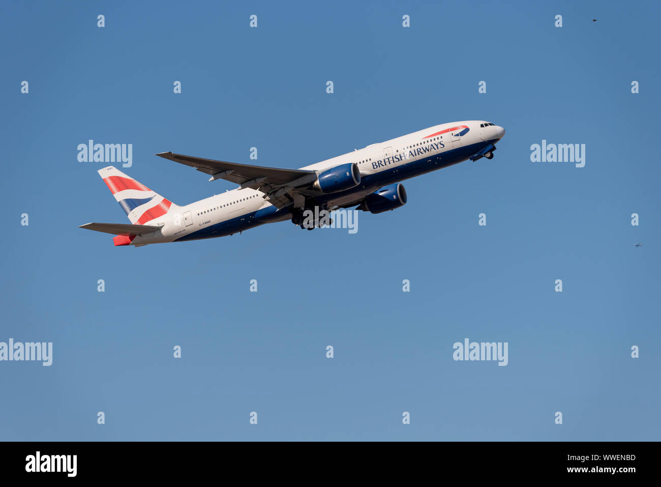 British airways boeing 777 takes off hi-res stock photography and ...