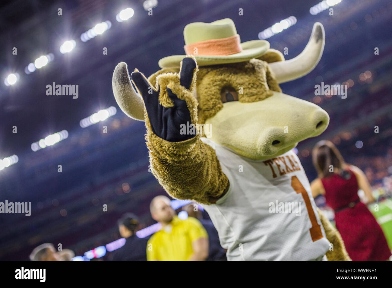 Costumed mascot hi-res stock photography and images - Alamy