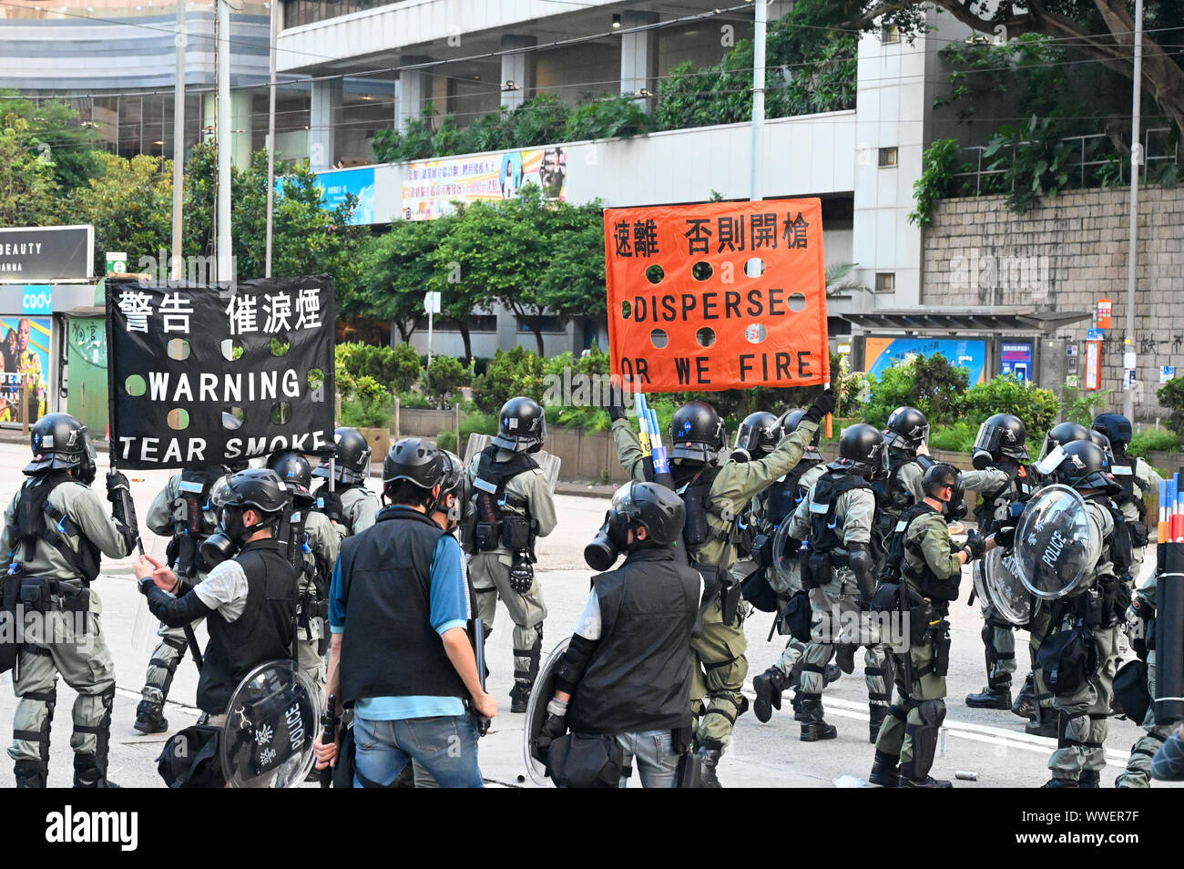 Hong Kong, Hong Kong Sar. 15th Sep, 2019. Riot police hold signs ...