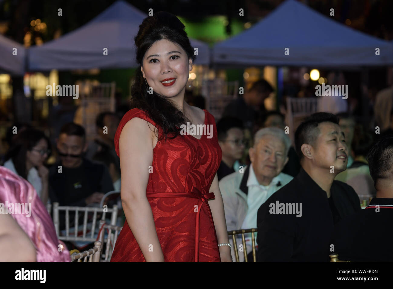 王蓓蓓 (Wang Beibei) singing I love China at the Moon festival - The big ...