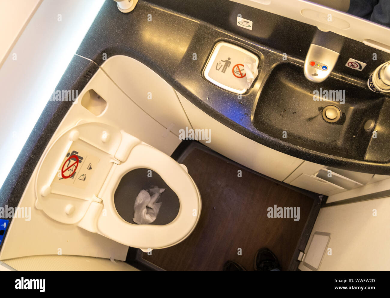 Boeing 737 800 toilet hi-res stock photography and images - Alamy