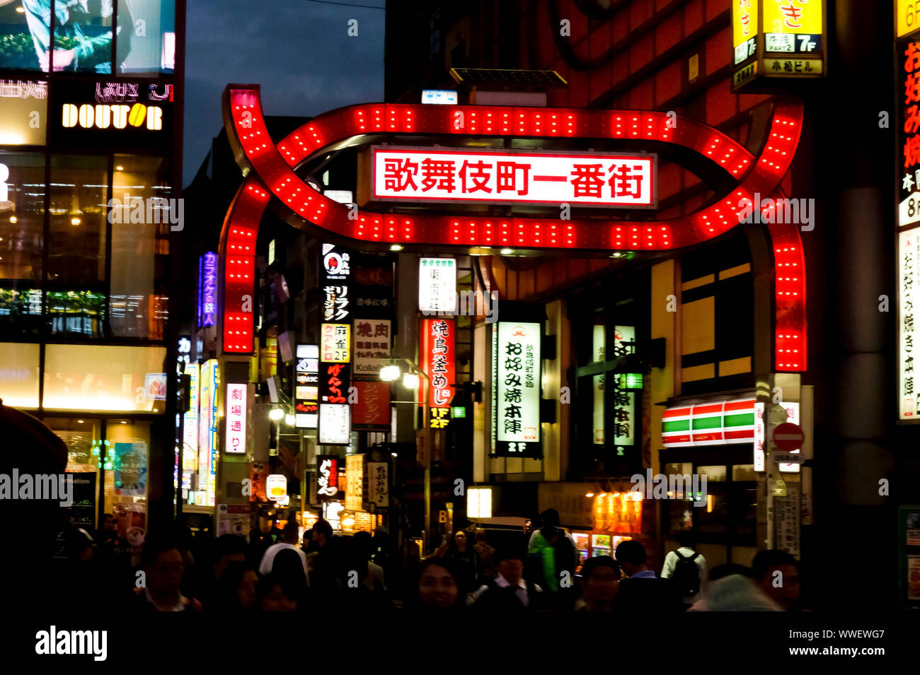 Night view kabukicho shinjuku tokyo hi-res stock photography and images ...