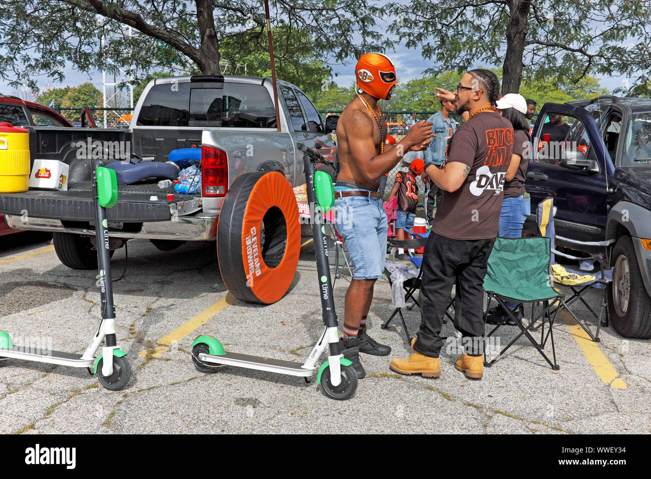 Cleveland football fans tailgating hi-res stock photography and images ...