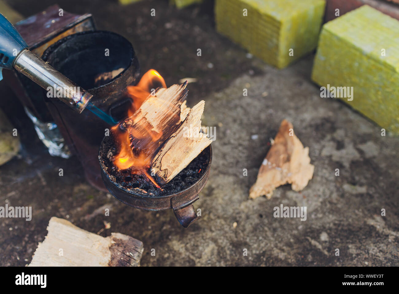 Bee bellows hi-res stock photography and images - Alamy