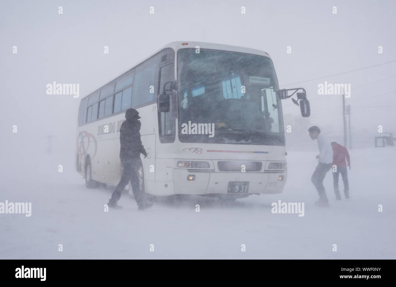 Bus snow storm hi-res stock photography and images - Alamy