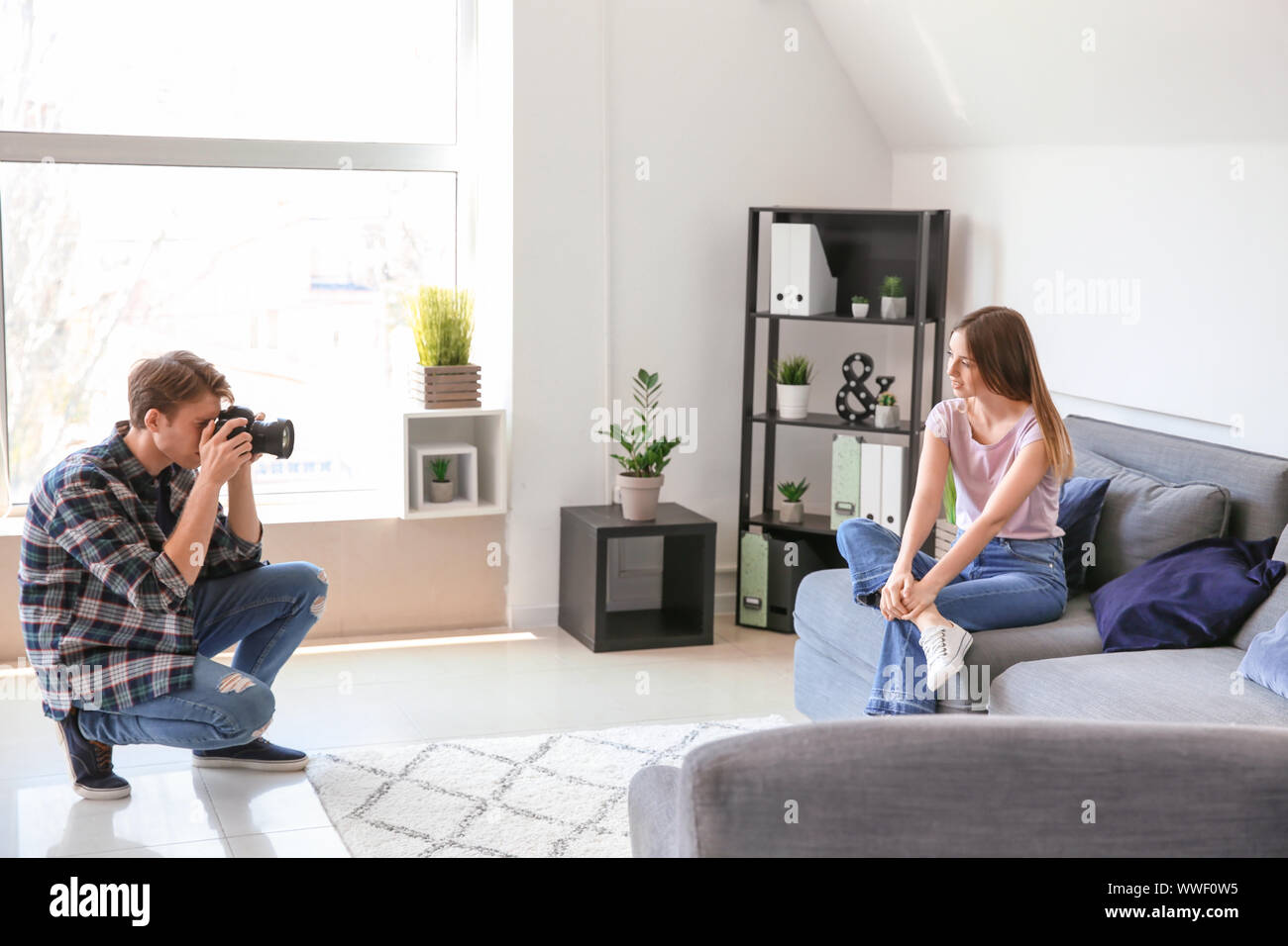 Professional photographer working with model in studio Stock Photo - Alamy