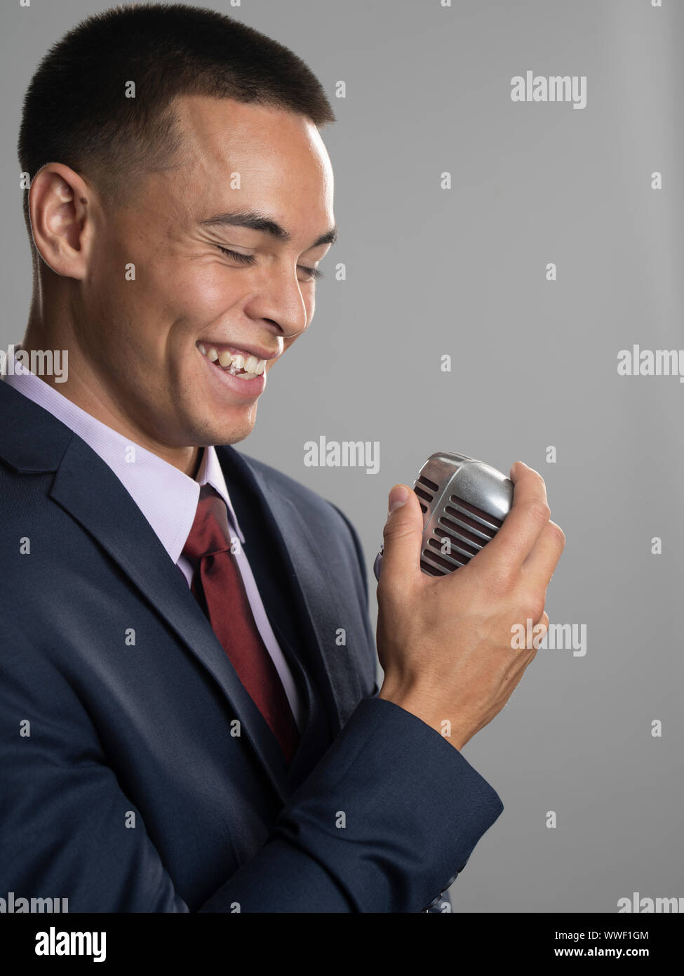 Singer with microphone Stock Photo - Alamy