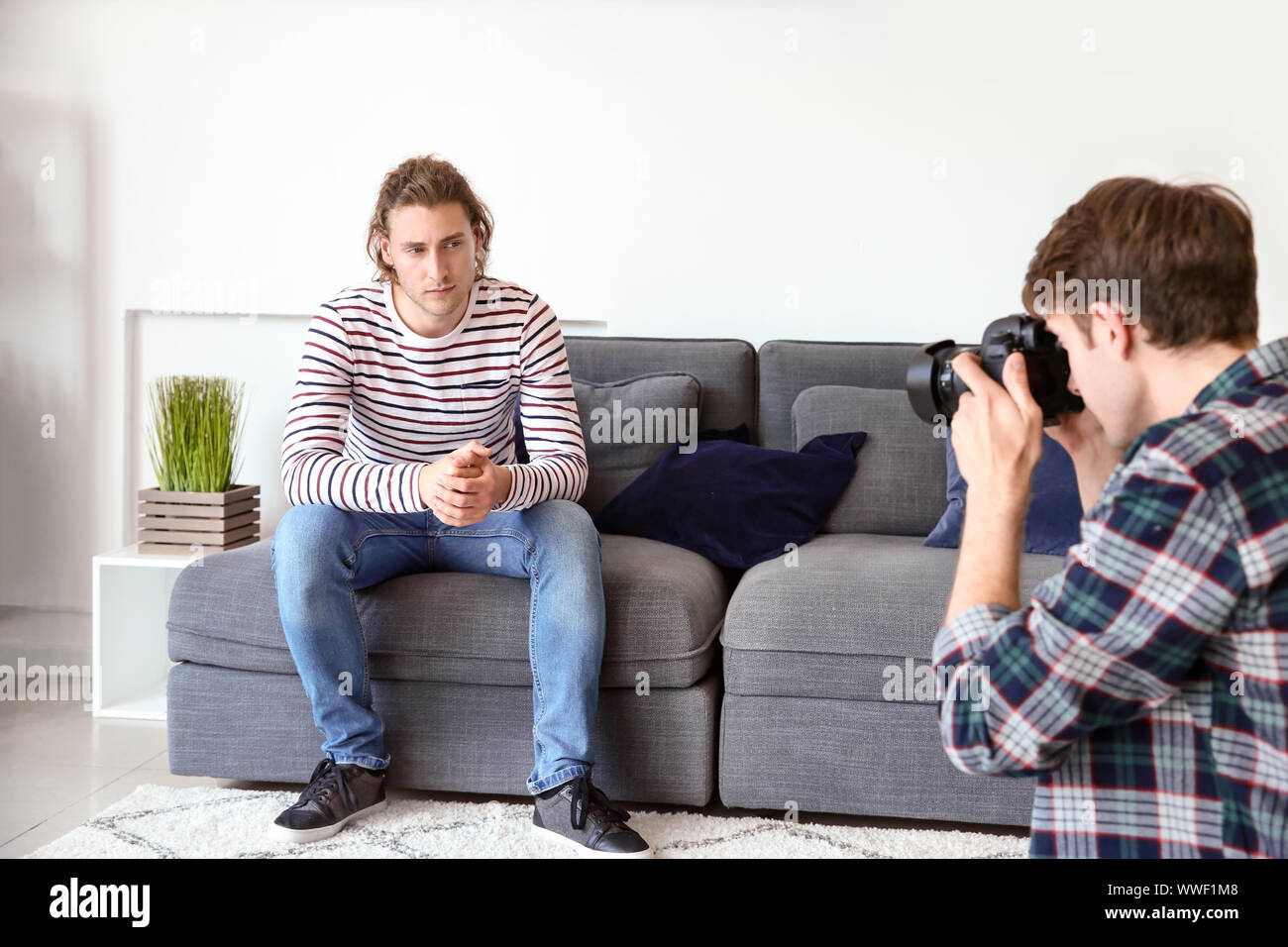 Professional photographer working with model in studio Stock Photo - Alamy