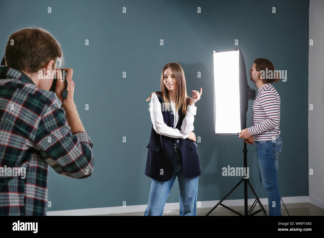 Professional photographer working with model in studio Stock Photo - Alamy