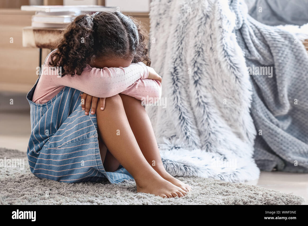 African american girl crying hi-res stock photography and images - Alamy