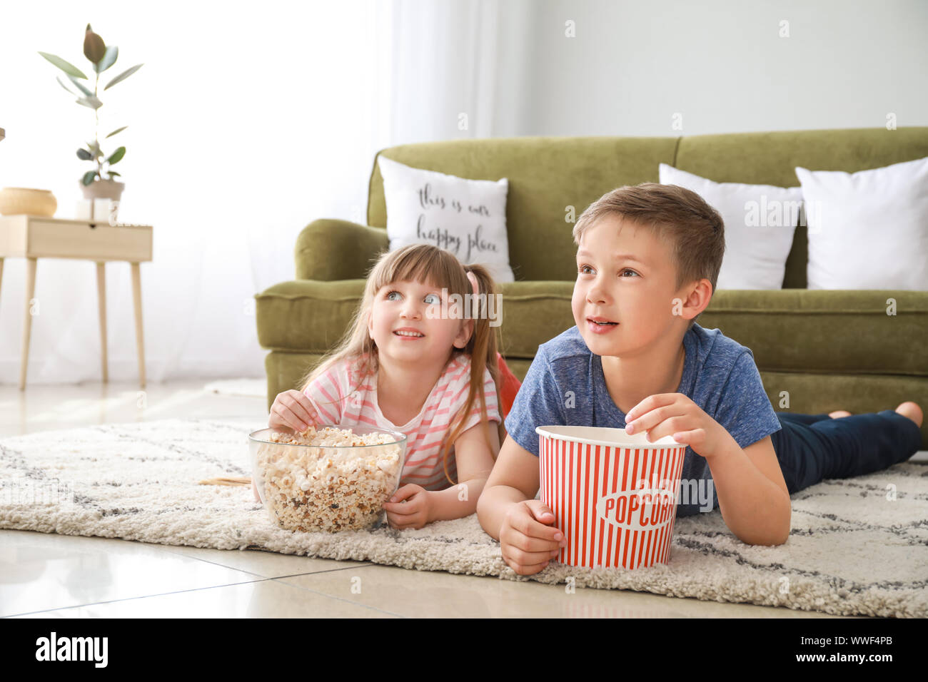 Children watching tv hi-res stock photography and images - Alamy