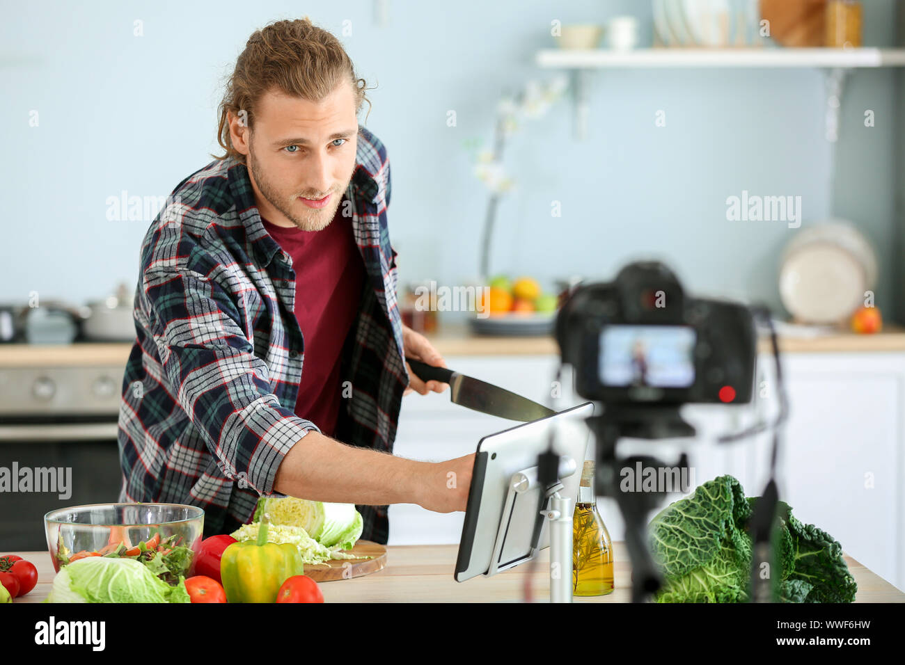 Popular food vlog hi-res stock photography and images - Alamy