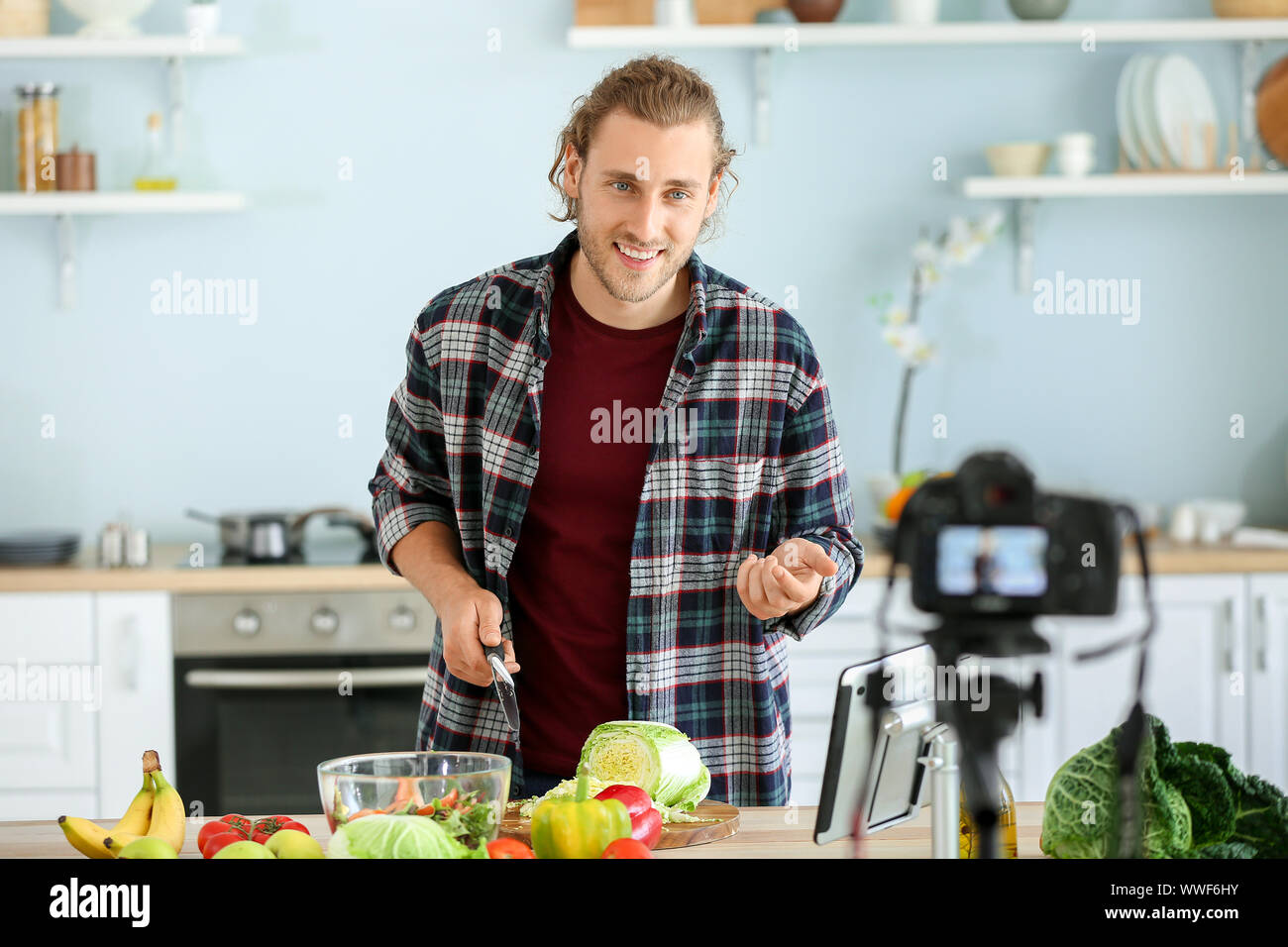 Popular food vlog hi-res stock photography and images - Alamy