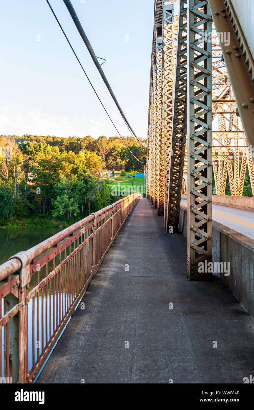 Warren truss structure hi-res stock photography and images - Alamy