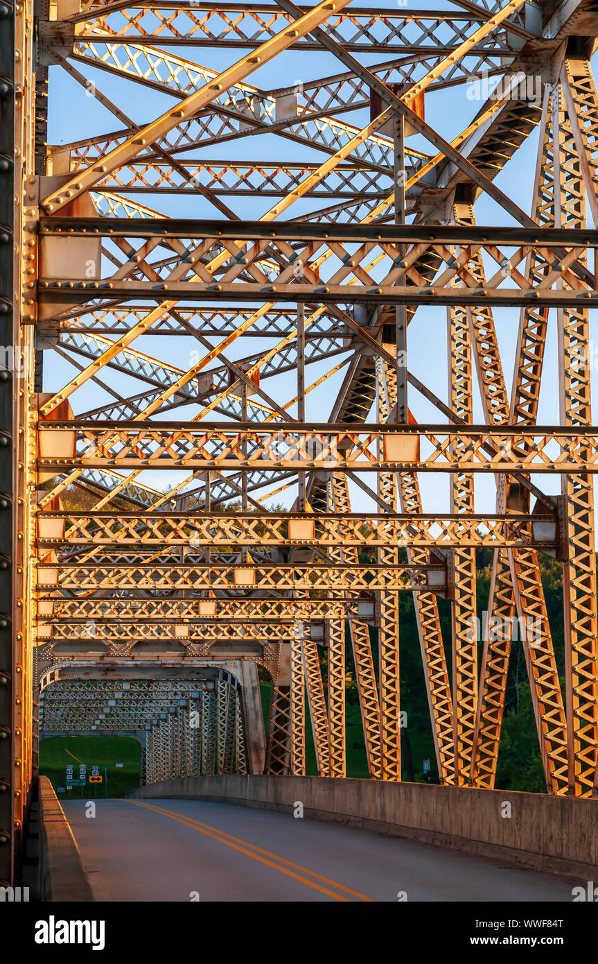 Warren truss spans hi-res stock photography and images - Alamy