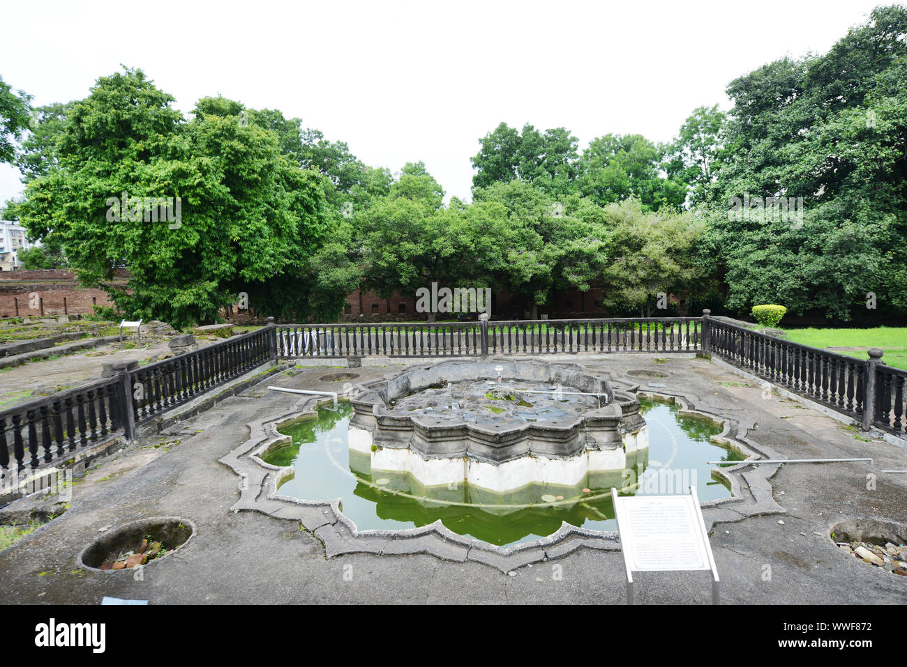 Lotus shaped fountain at the Saniwar Wada gardens Stock Photo - Alamy Lotus shaped fountain at the Saniwar Wada gardens Stock Photo - Alamy