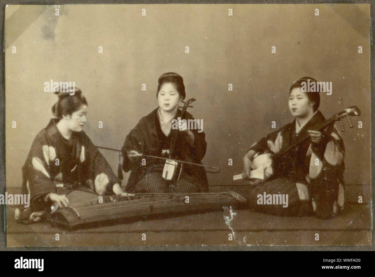 Women playing instruments hi-res stock photography and images - Alamy