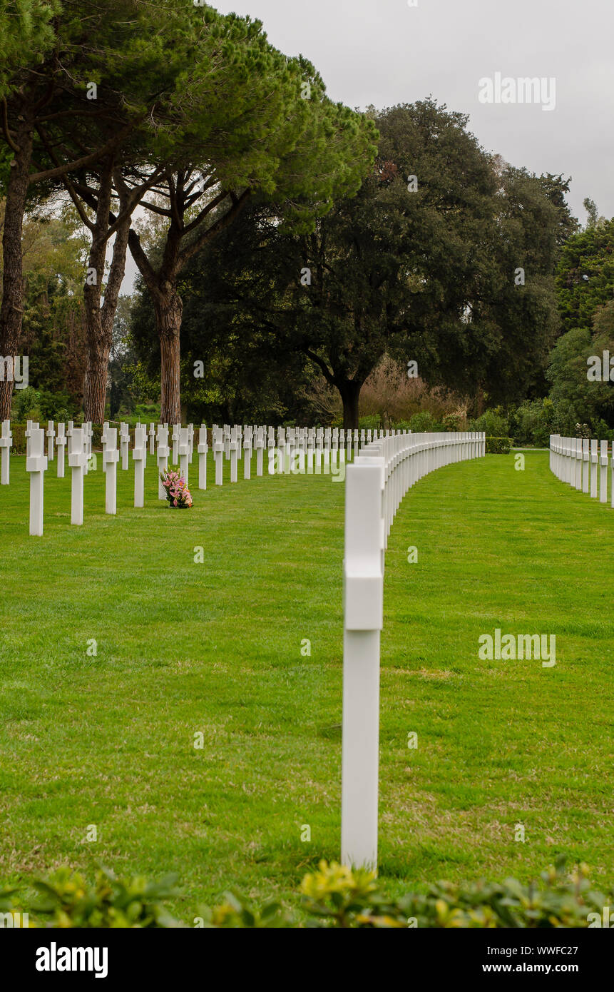 White crosses aligned in American Cemetery. Sicily – Rome American ...
