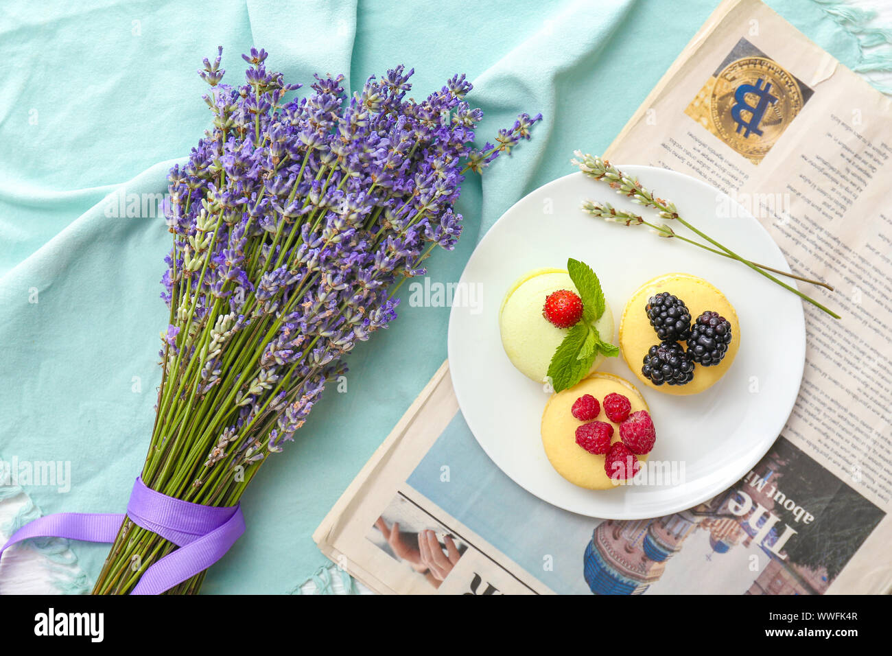 Flowers on newspaper hi-res stock photography and images - Alamy