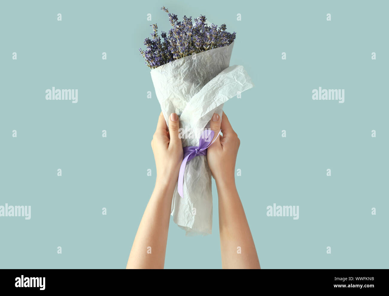 Hands wrapping bunch flowers hi-res stock photography and images - Alamy