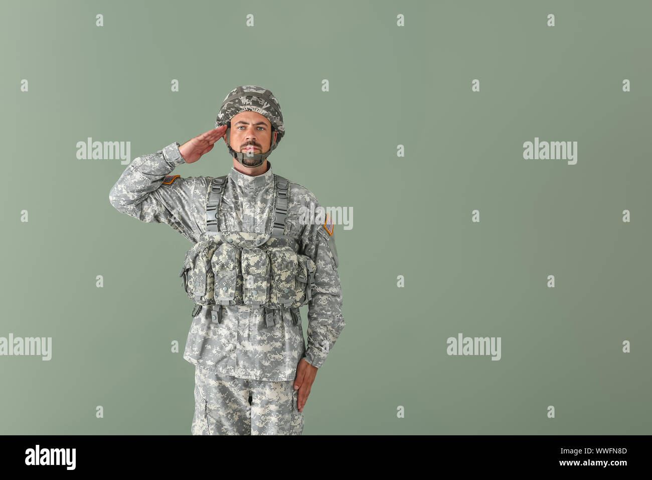 Saluting soldier on color background Stock Photo - Alamy