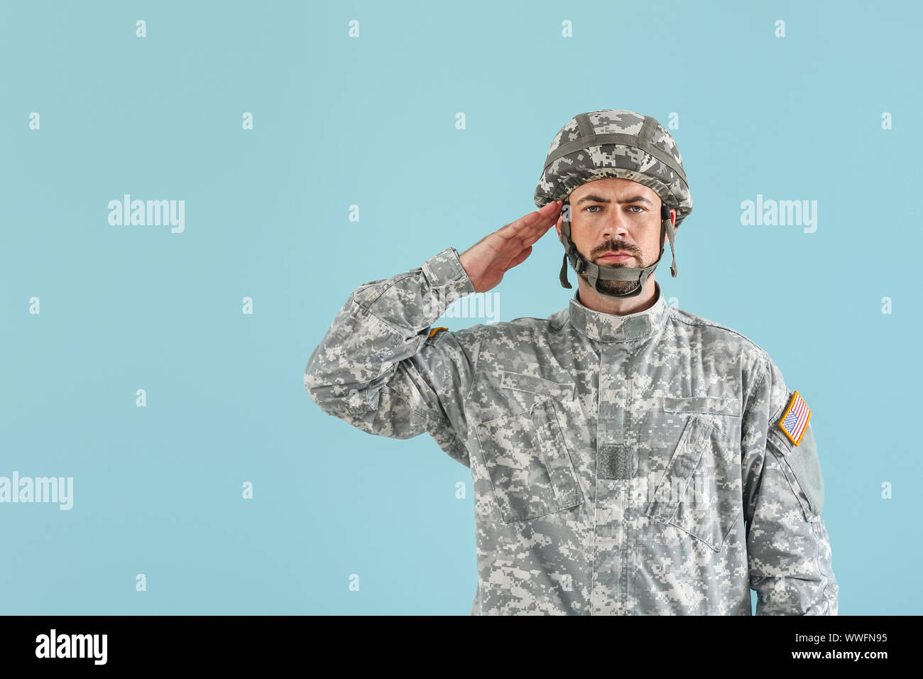 Saluting soldier hi-res stock photography and images - Alamy