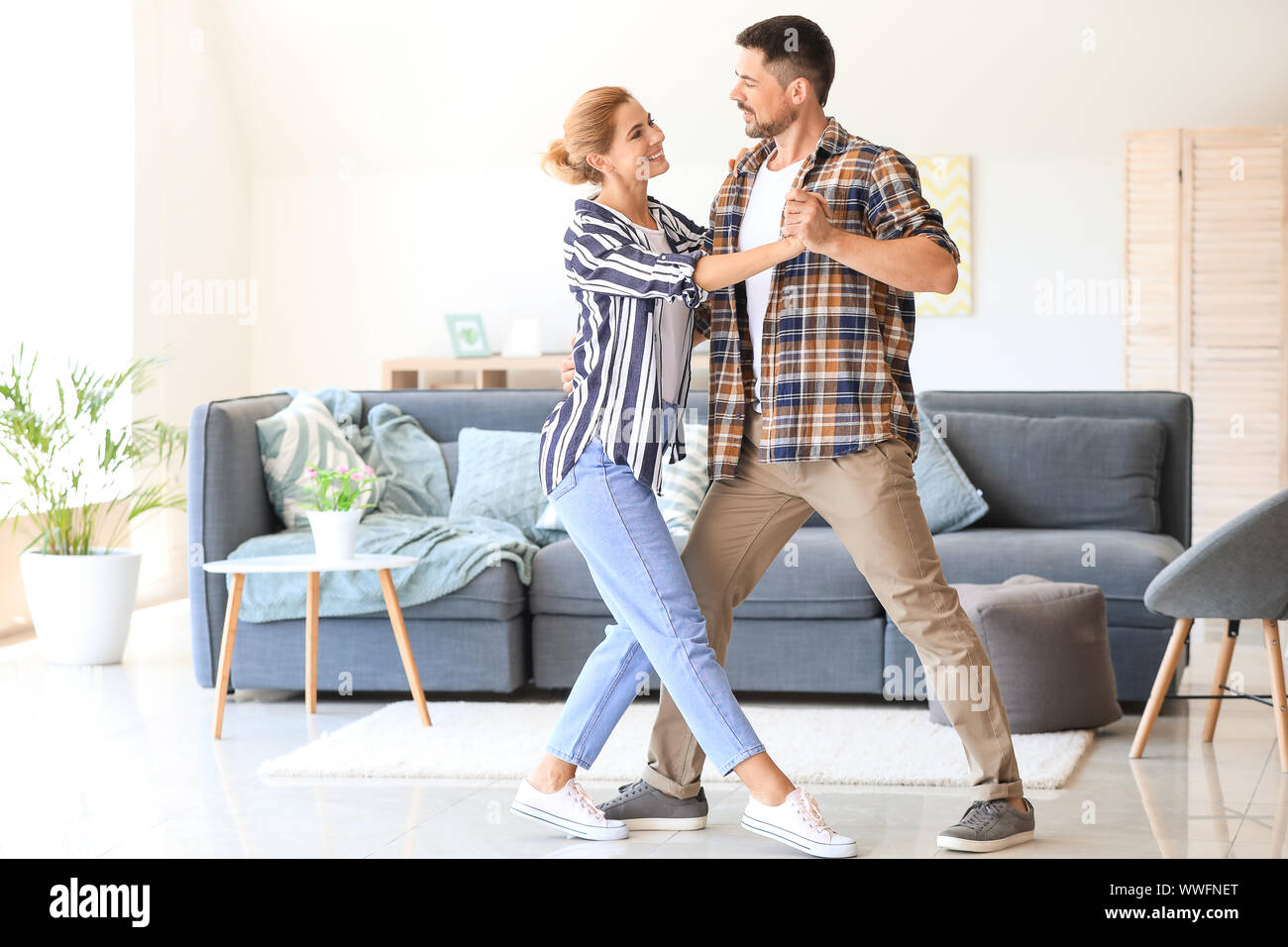Happy dancing couple at home Stock Photo - Alamy