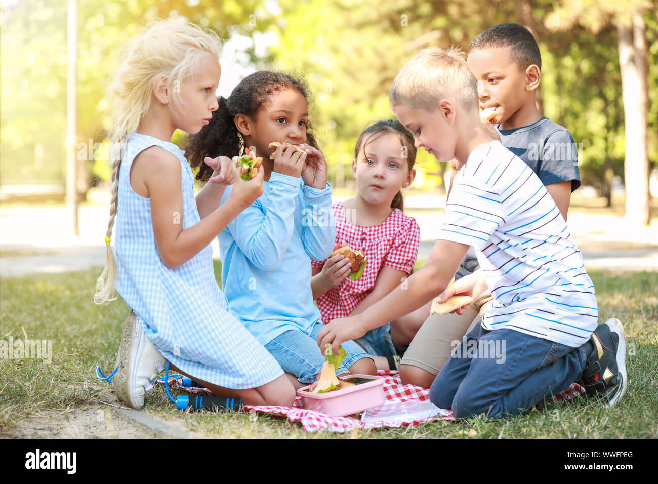 Children having lunch hi-res stock photography and images - Alamy