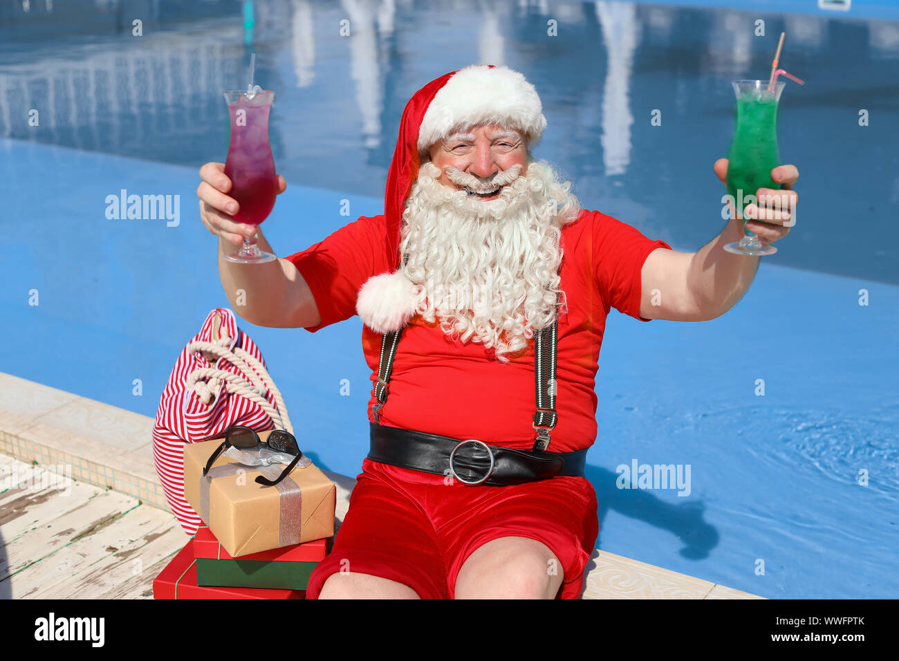 Santa Claus with cocktails near swimming pool at resort Stock Photo - Alamy
