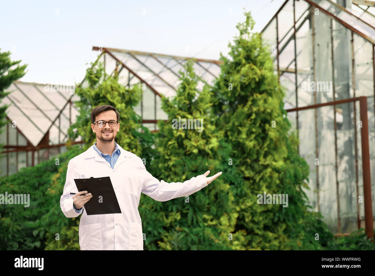 Engineer outdoors hi-res stock photography and images - Alamy