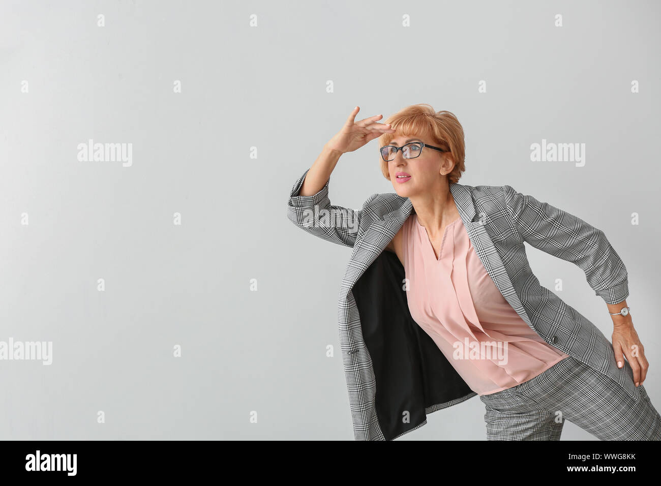 Woman looking far away hi-res stock photography and images - Alamy