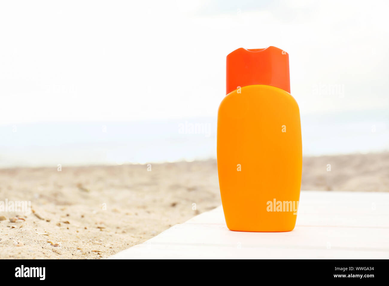 Sunscreening hi-res stock photography and images - Alamy