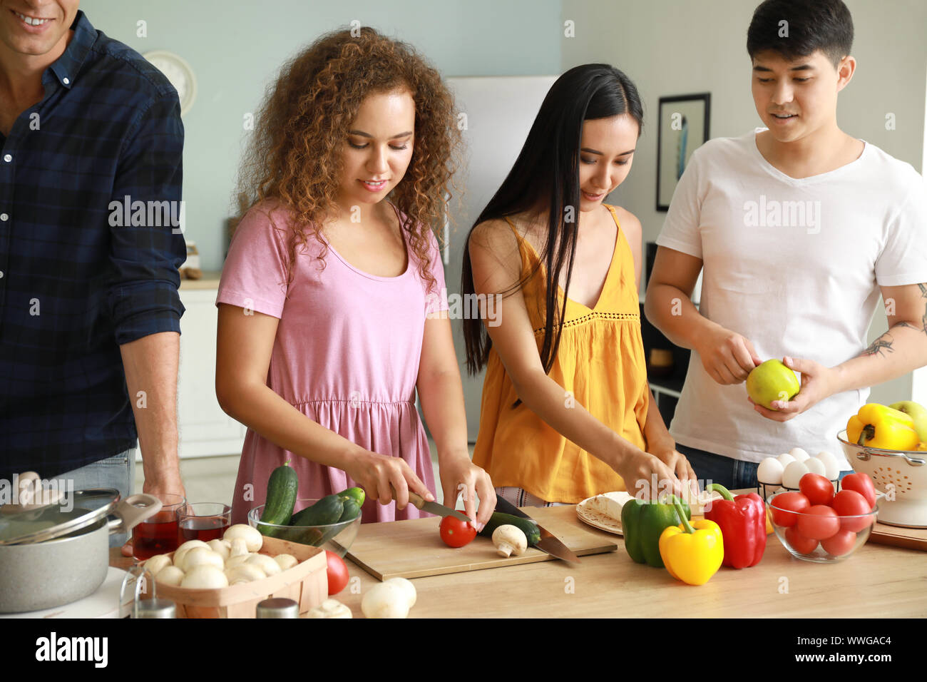 Male friends kitchen vegetables hi-res stock photography and images - Alamy