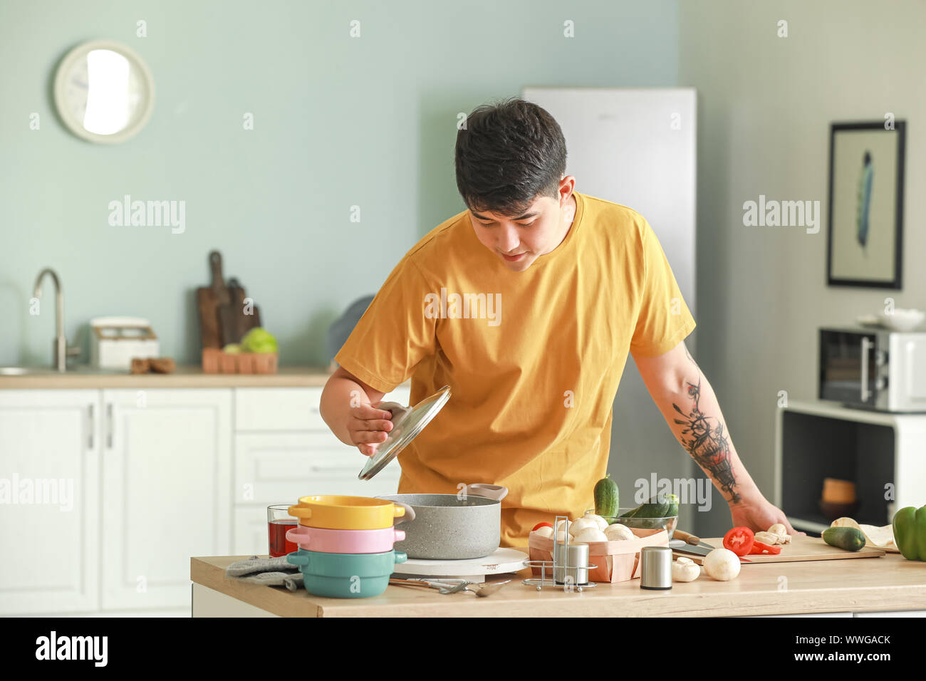 Asian man cooking hi-res stock photography and images - Alamy