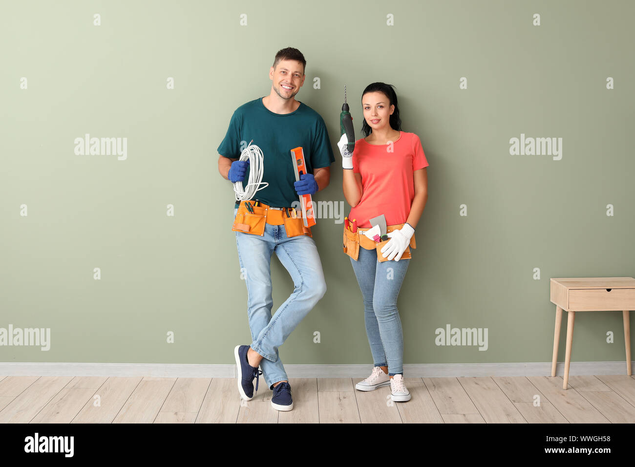Couple making repair hi-res stock photography and images - Alamy