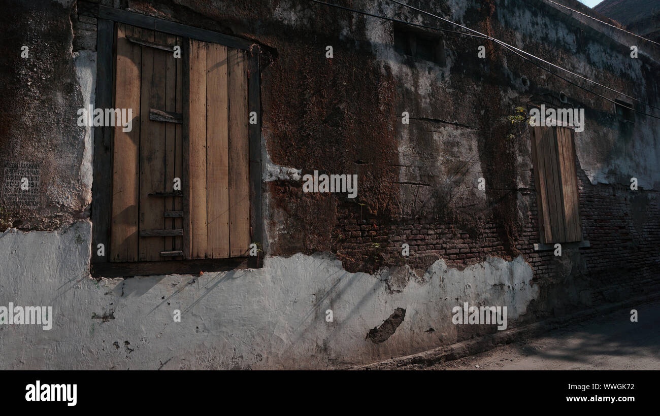 Old factory windows texture hi-res stock photography and images - Alamy