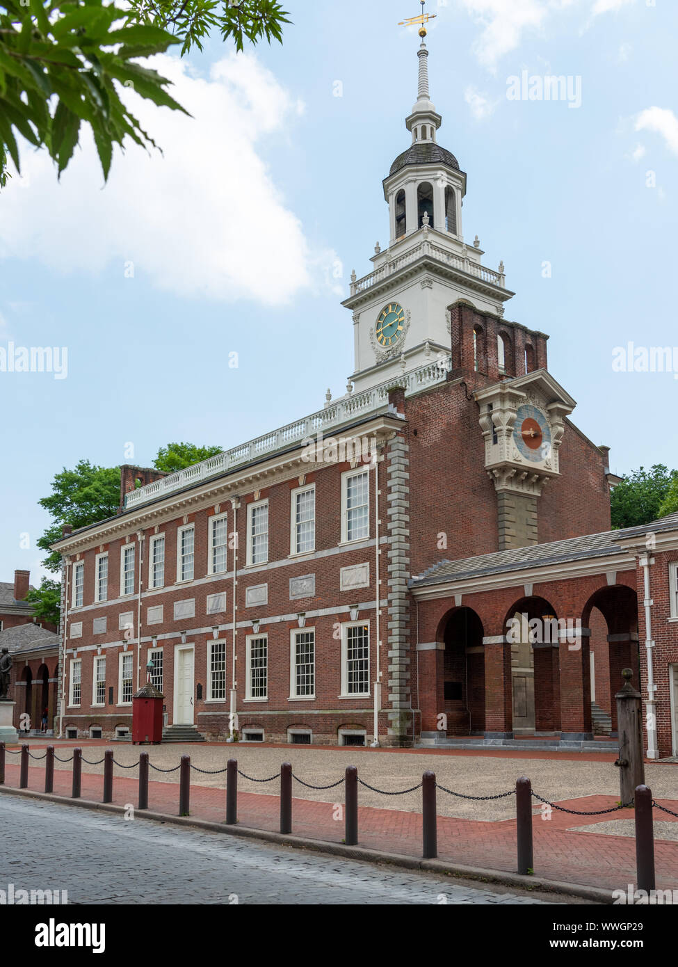 Independence Hall from Chestnut St, Philadelphia Stock Photo - Alamy