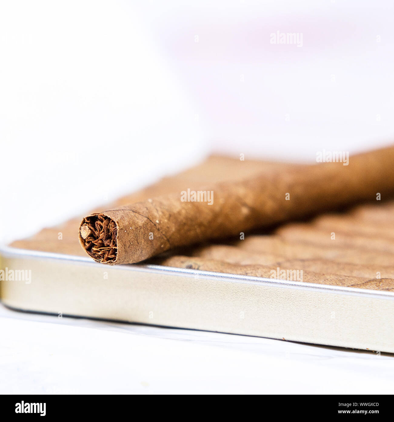 Cuba cigarillo hi-res stock photography and images - Alamy