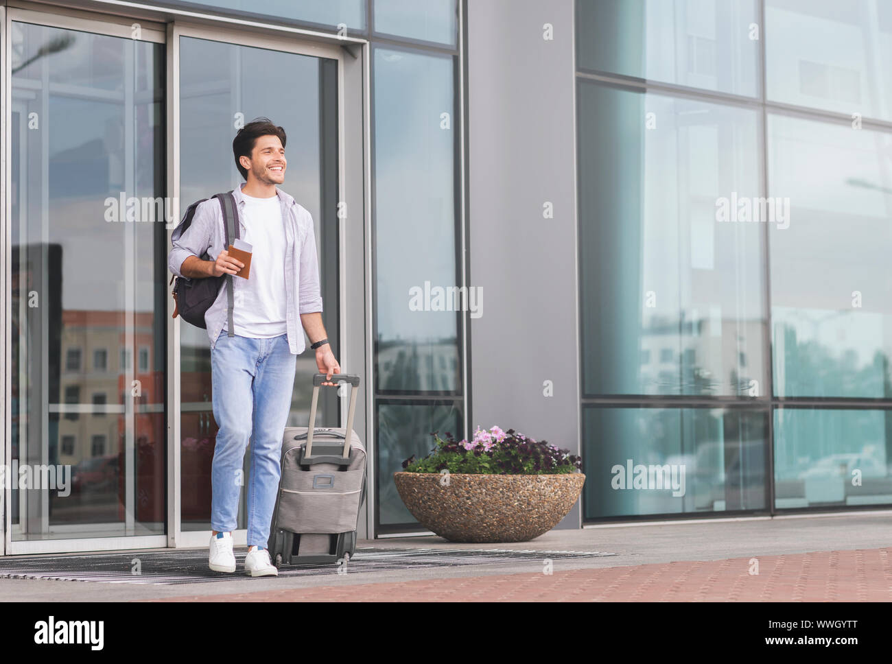 Building door suitcase hi-res stock photography and images - Alamy