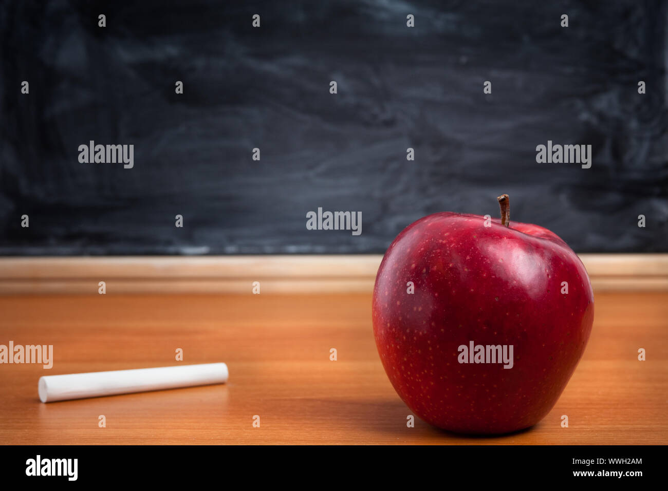 focus point on nearest part of apple (selective), dof Stock Photo - Alamy