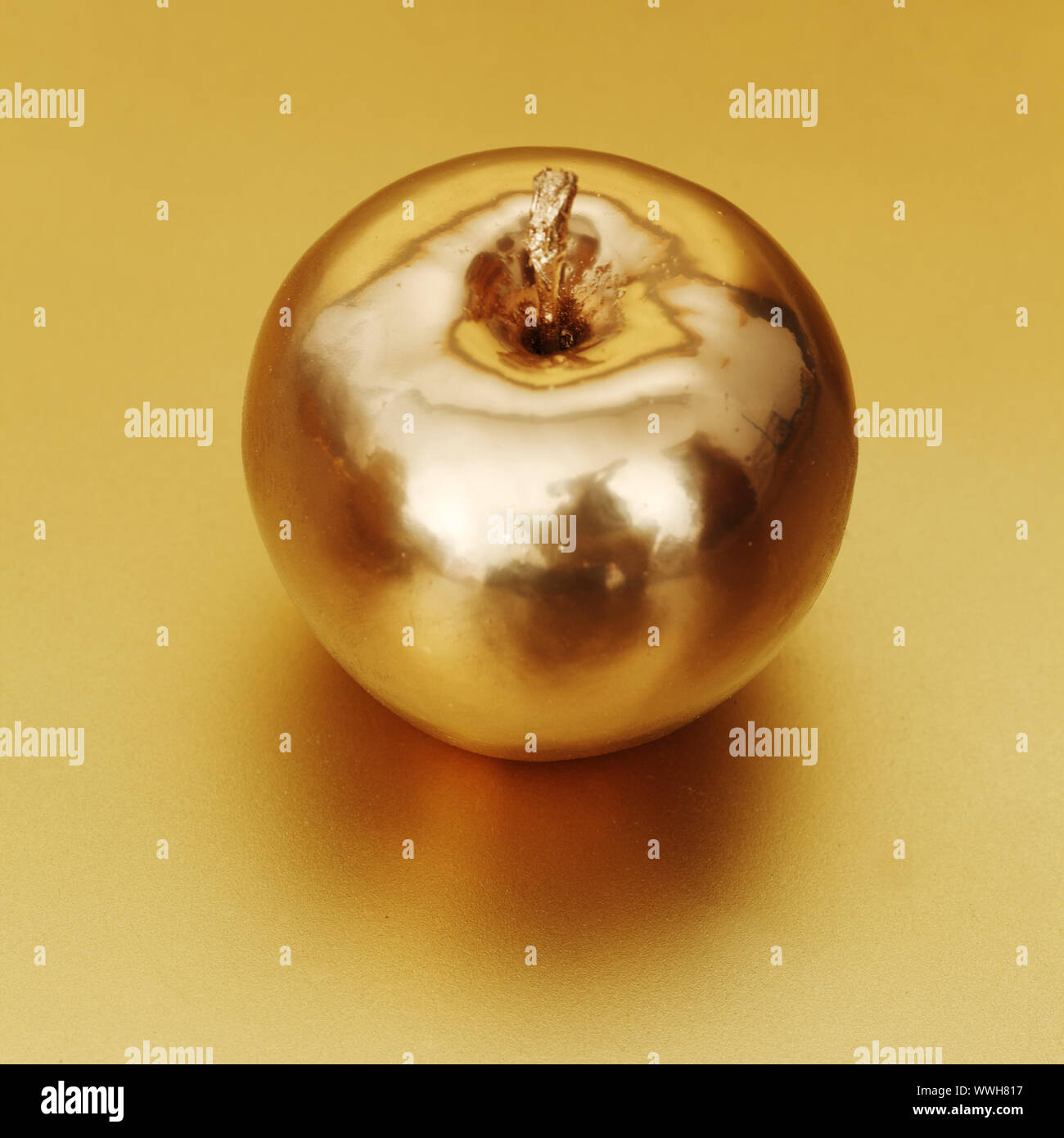 gold apple on gold background Stock Photo - Alamy