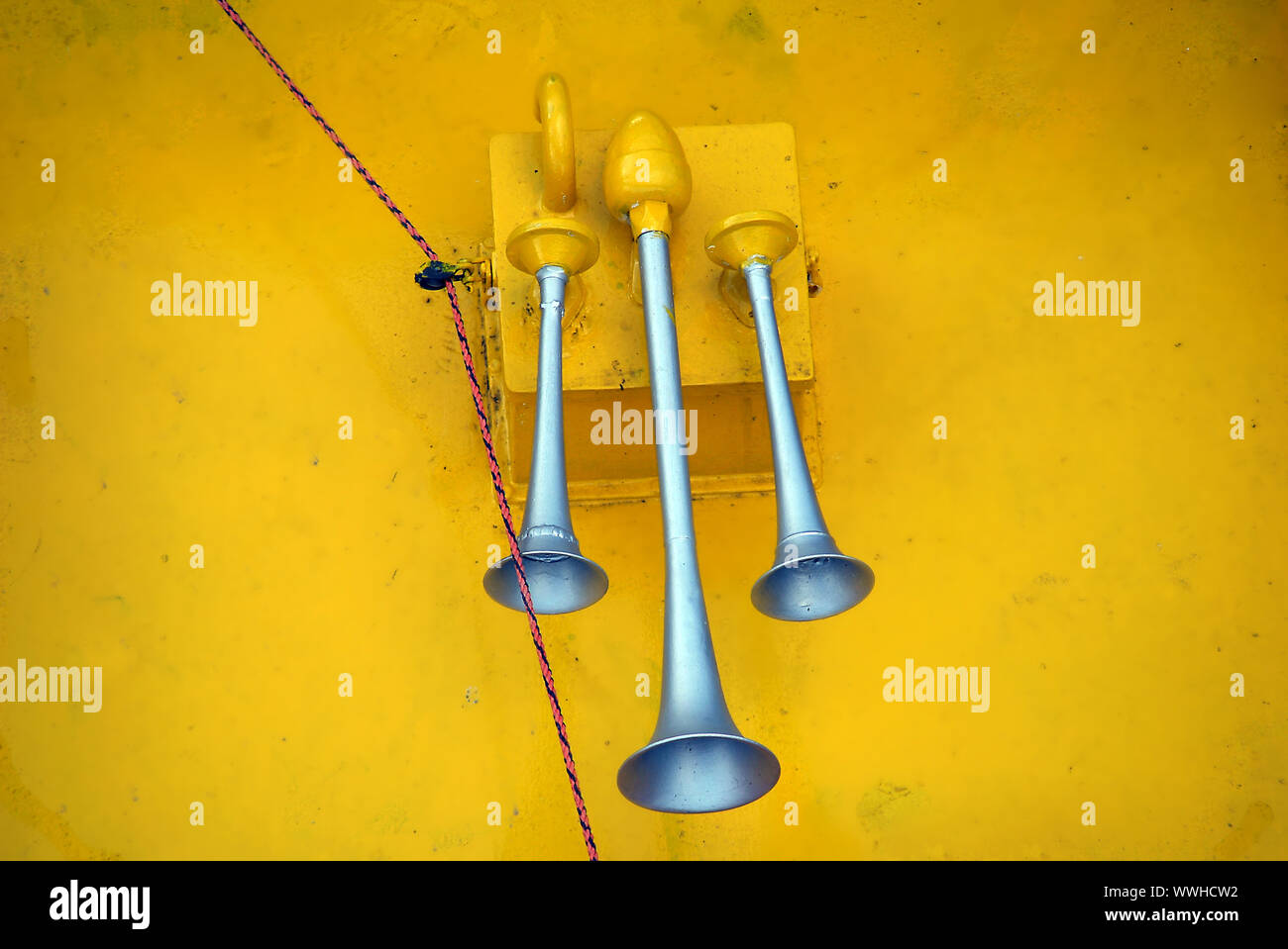 Horn signal hi-res stock photography and images - Alamy